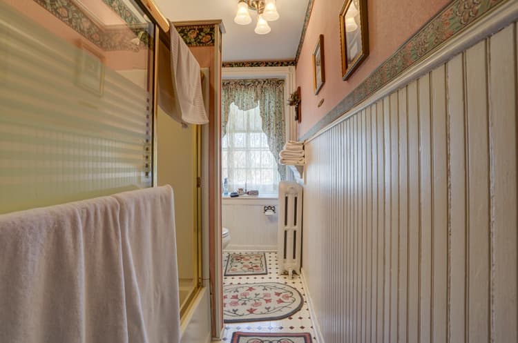 Eckert’s Boudoir with Queen Canopy Bed Sunrise Views & Ensuite Bath